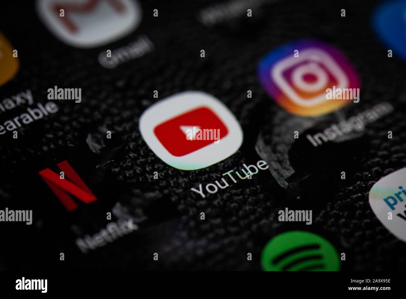 Youtube video ad hi-res stock photography and images - Alamy