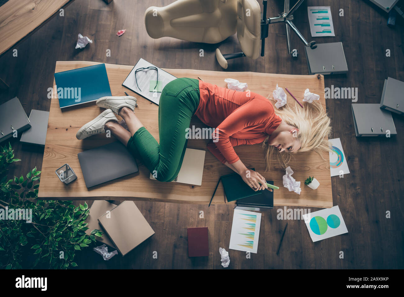 Messy mess desktop hi-res stock photography and images - Alamy