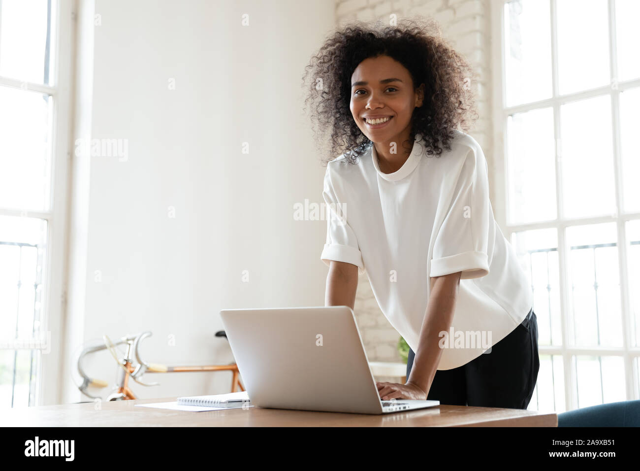 Leaning over table hi-res stock photography and images - Alamy