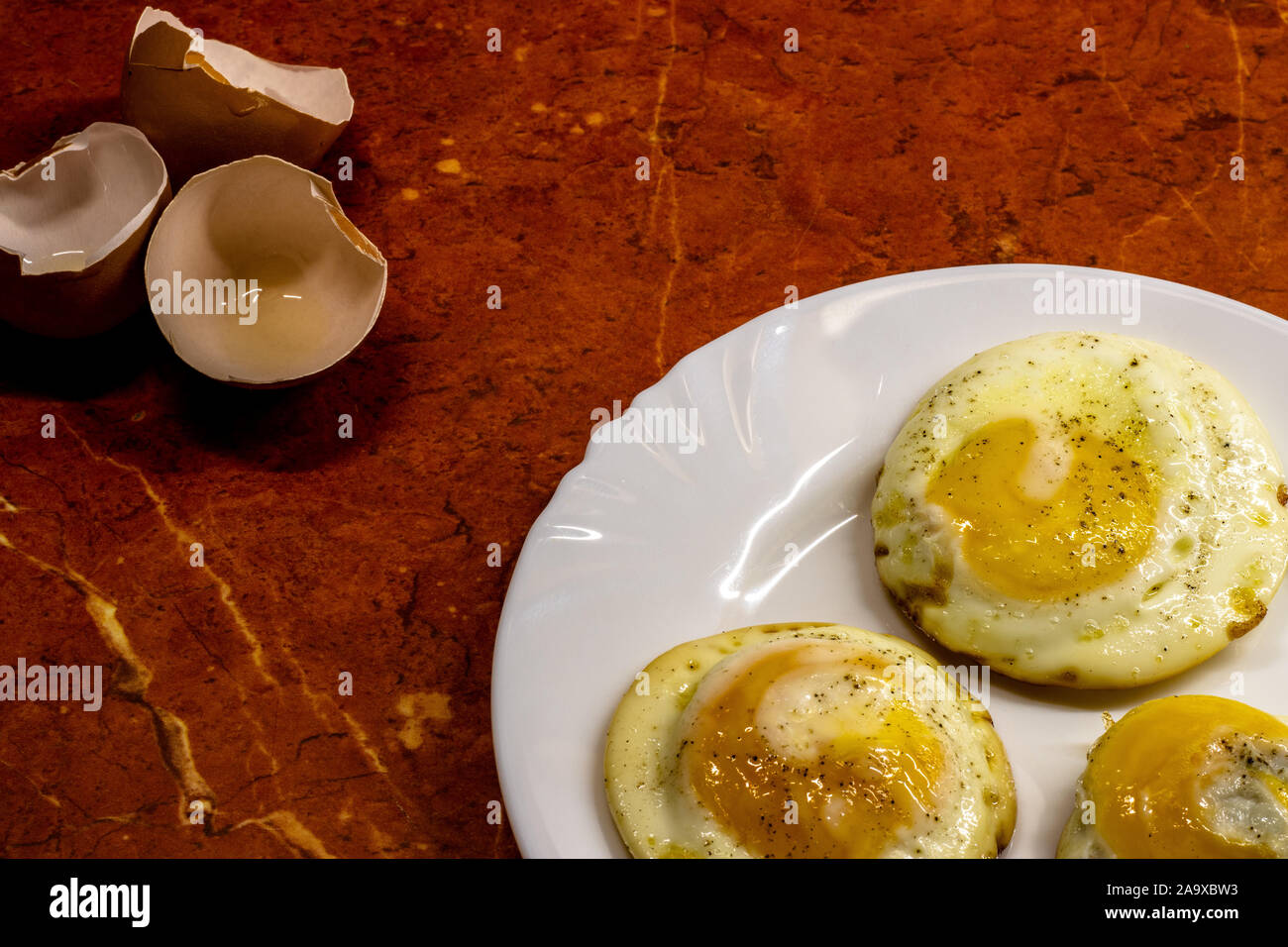 Dish with egg shells hi-res stock photography and images - Alamy