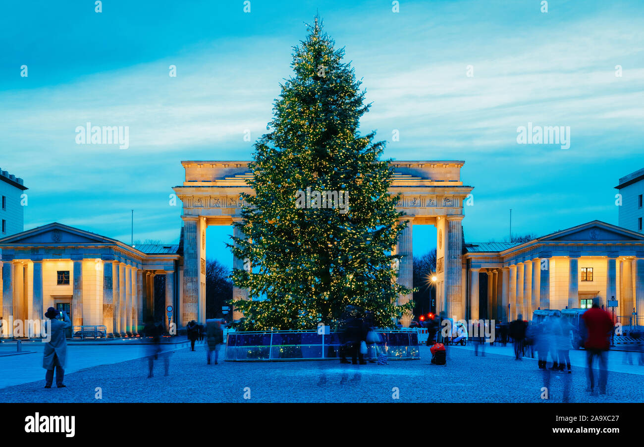 Brandenburg Gate Building in Berlin night new Stock Photo - Alamy