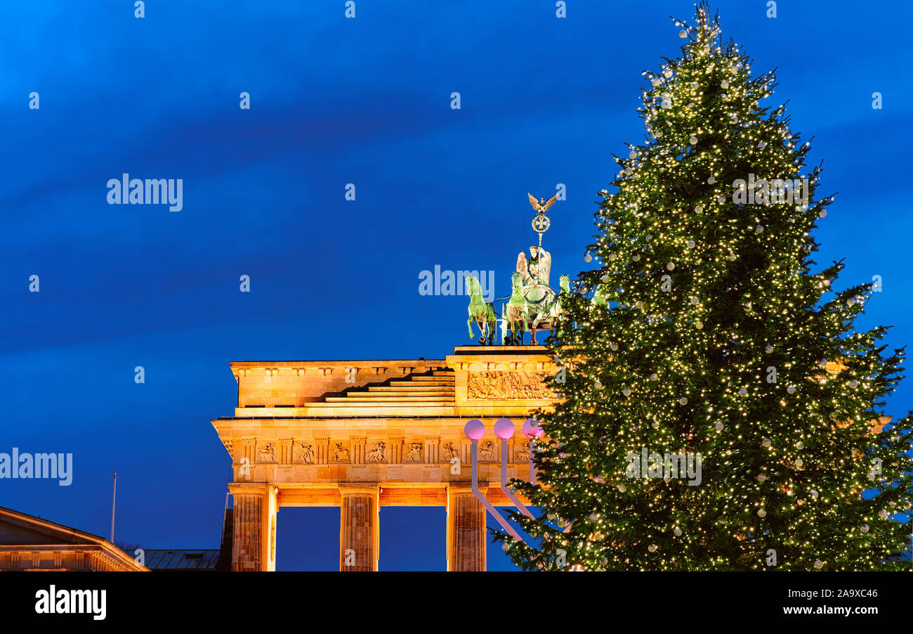 Brandenburg Gate Building of Berlin night Germany new Stock Photo - Alamy