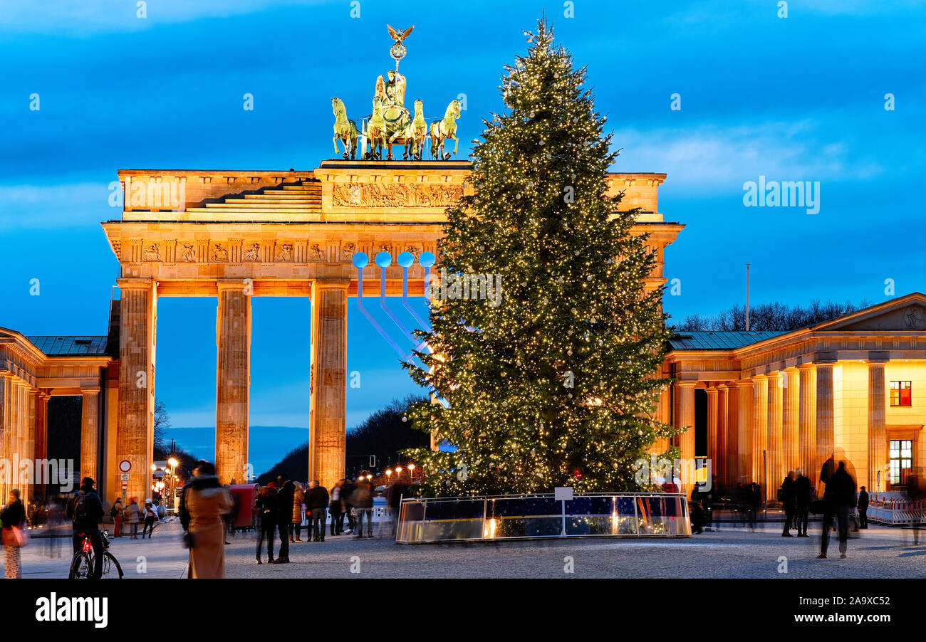 Brandenburg Gate Building Berlin night Germany new Stock Photo - Alamy