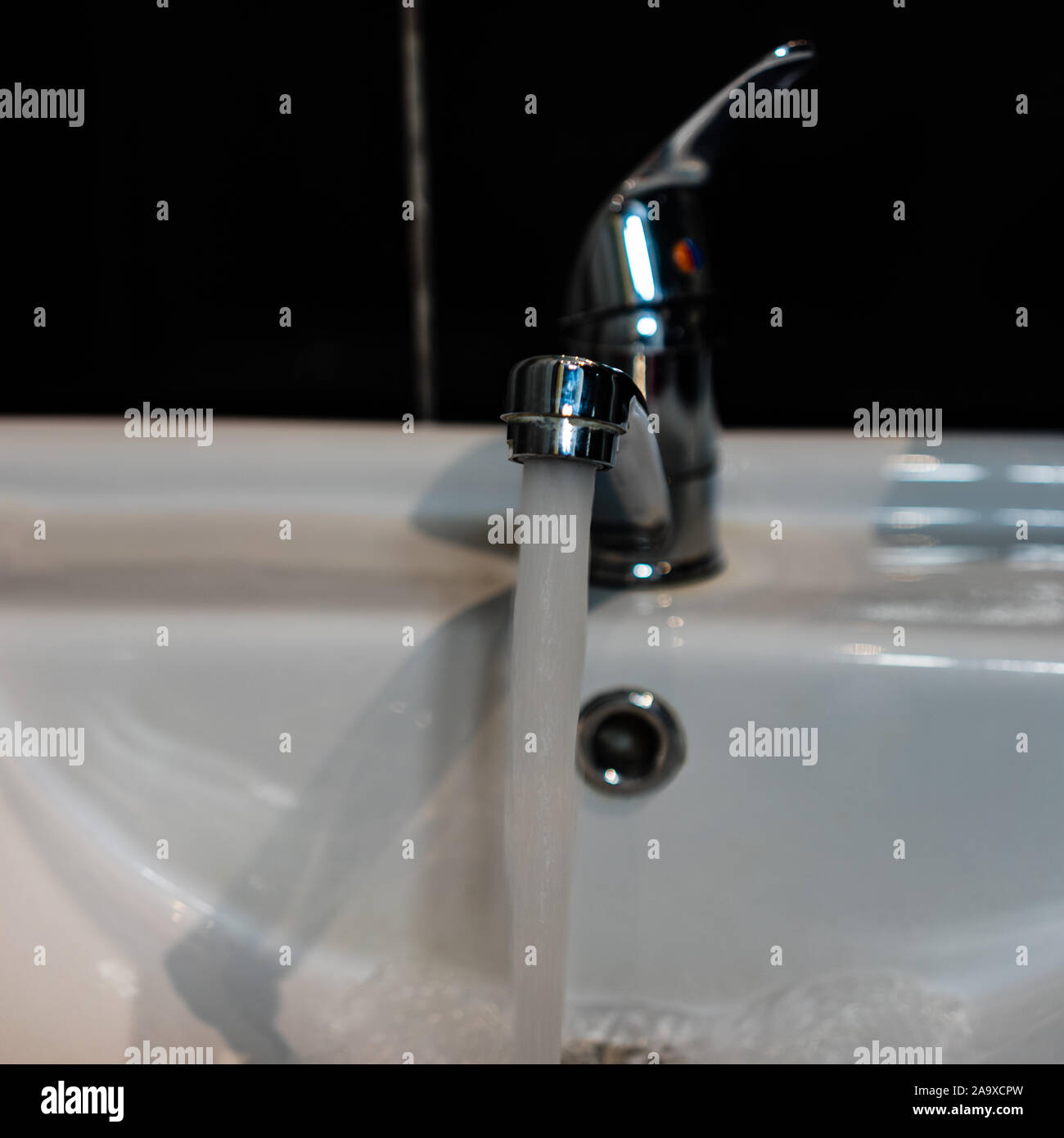 Kitchen sink flowing water open hi-res stock photography and images - Alamy