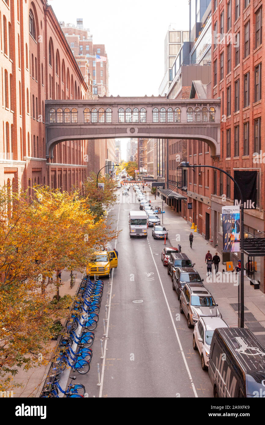 The west 15th street skybridge hi-res stock photography and images - Alamy