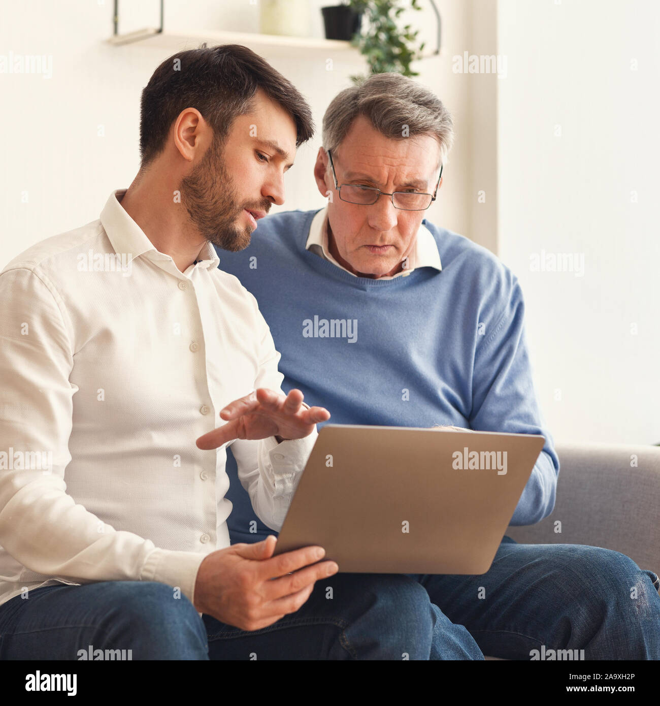 Elderly man son computer hi-res stock photography and images - Alamy