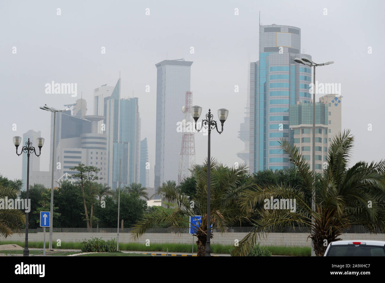 (191118) -- KUWAIT CITY, Nov. 18, 2019 (Xinhua) -- Buildings are ...