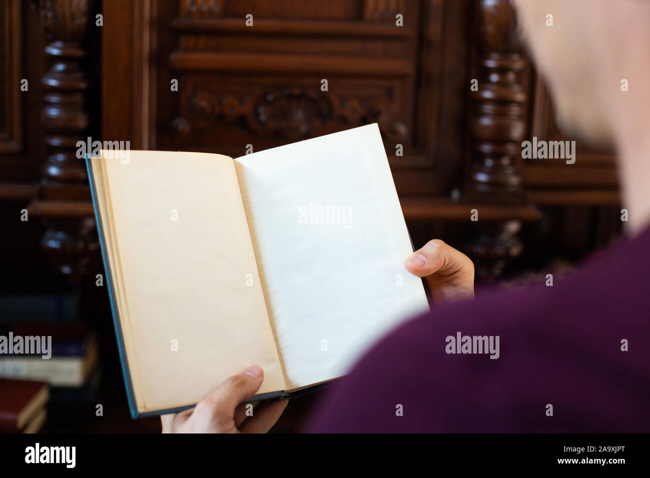 Empty book hi-res stock photography and images - Alamy