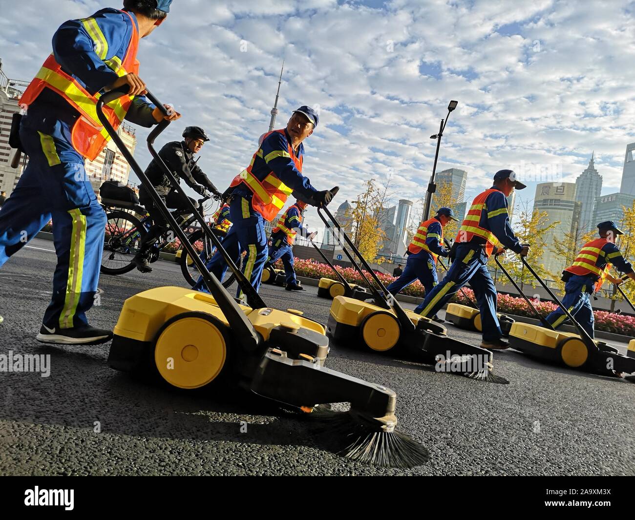 China sanitation worker hi-res stock photography and images - Alamy