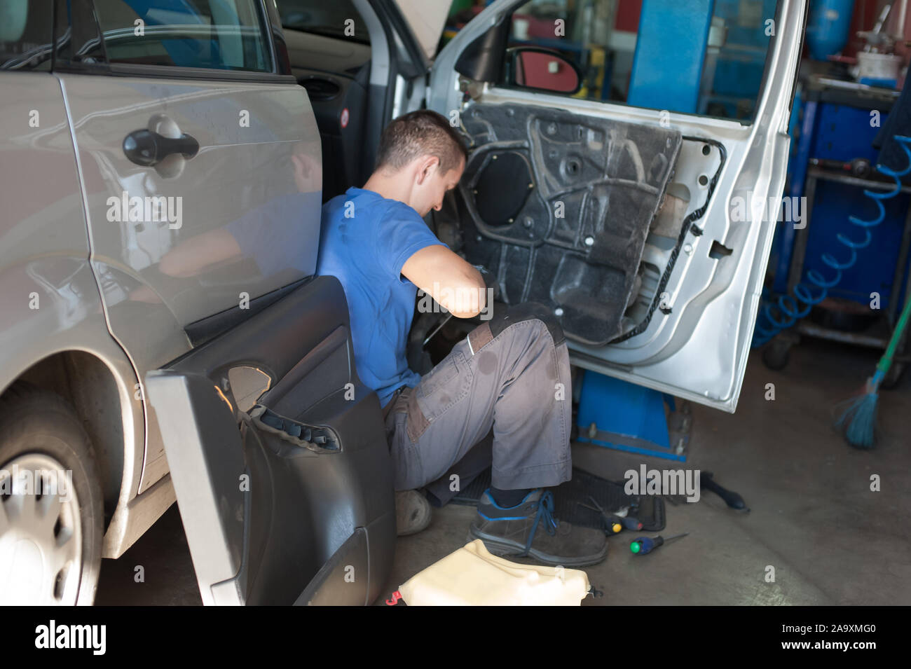 Power door lock repair hi-res stock photography and images - Alamy