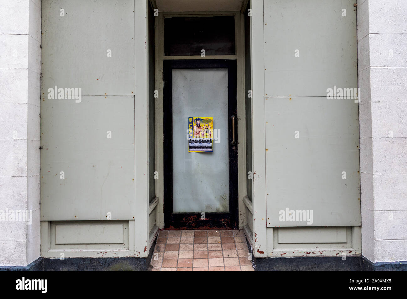 Boarded up shops urban decay hi-res stock photography and images - Alamy