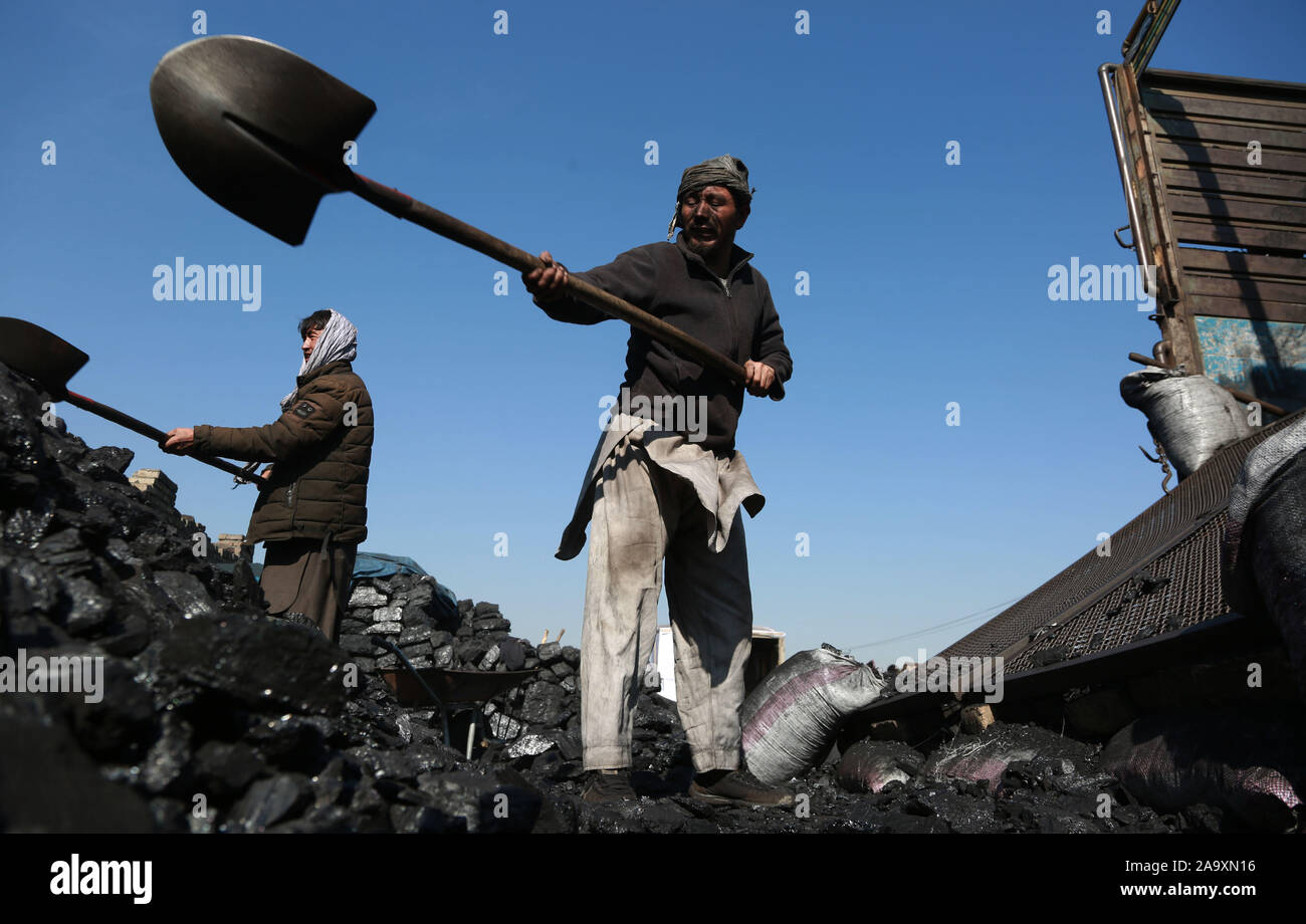 (191118) -- KABUL, Nov. 18, 2019 (Xinhua) -- Afghan men work at a coal ...