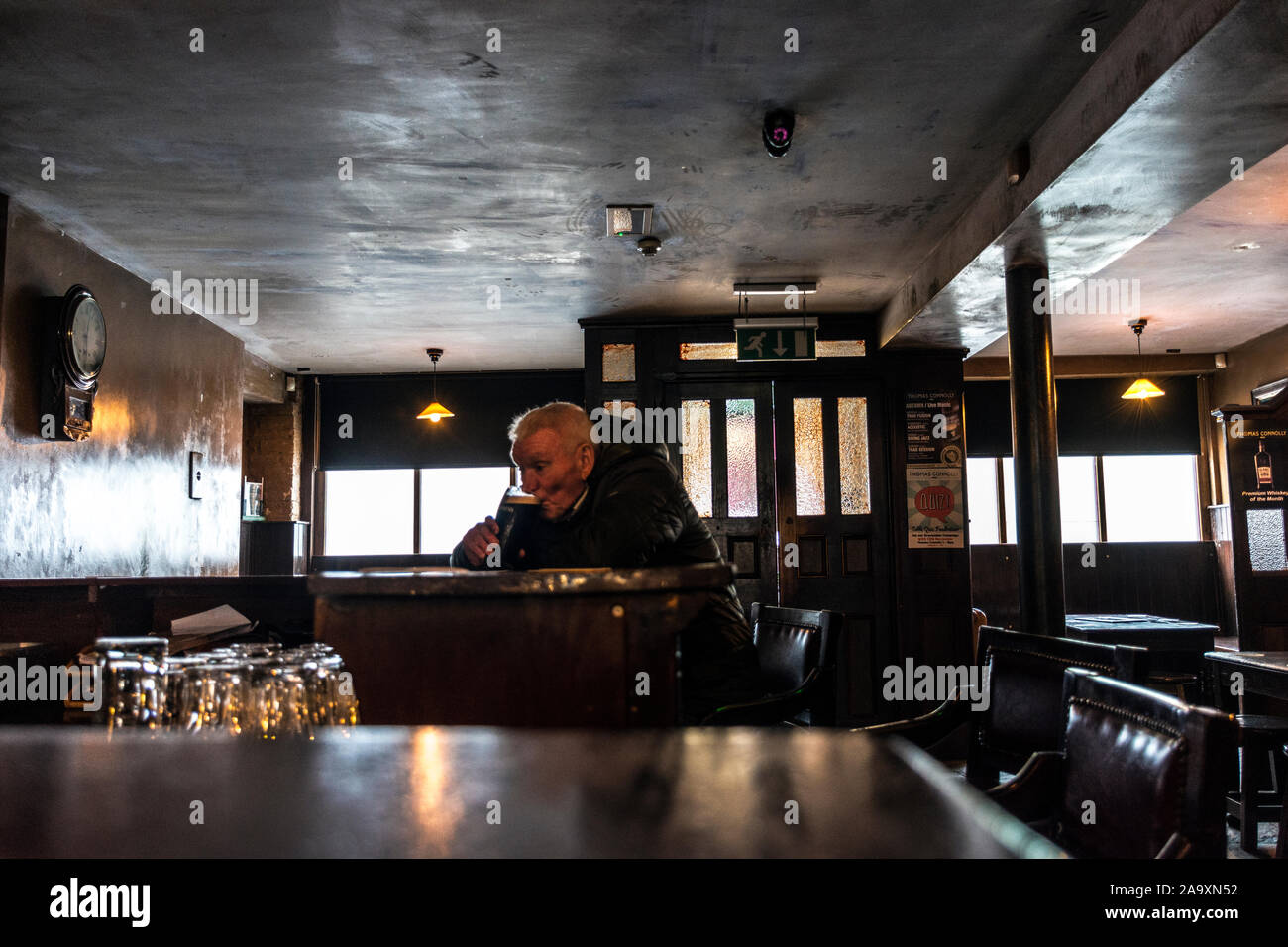 Old men drinking guinness hi-res stock photography and images - Alamy