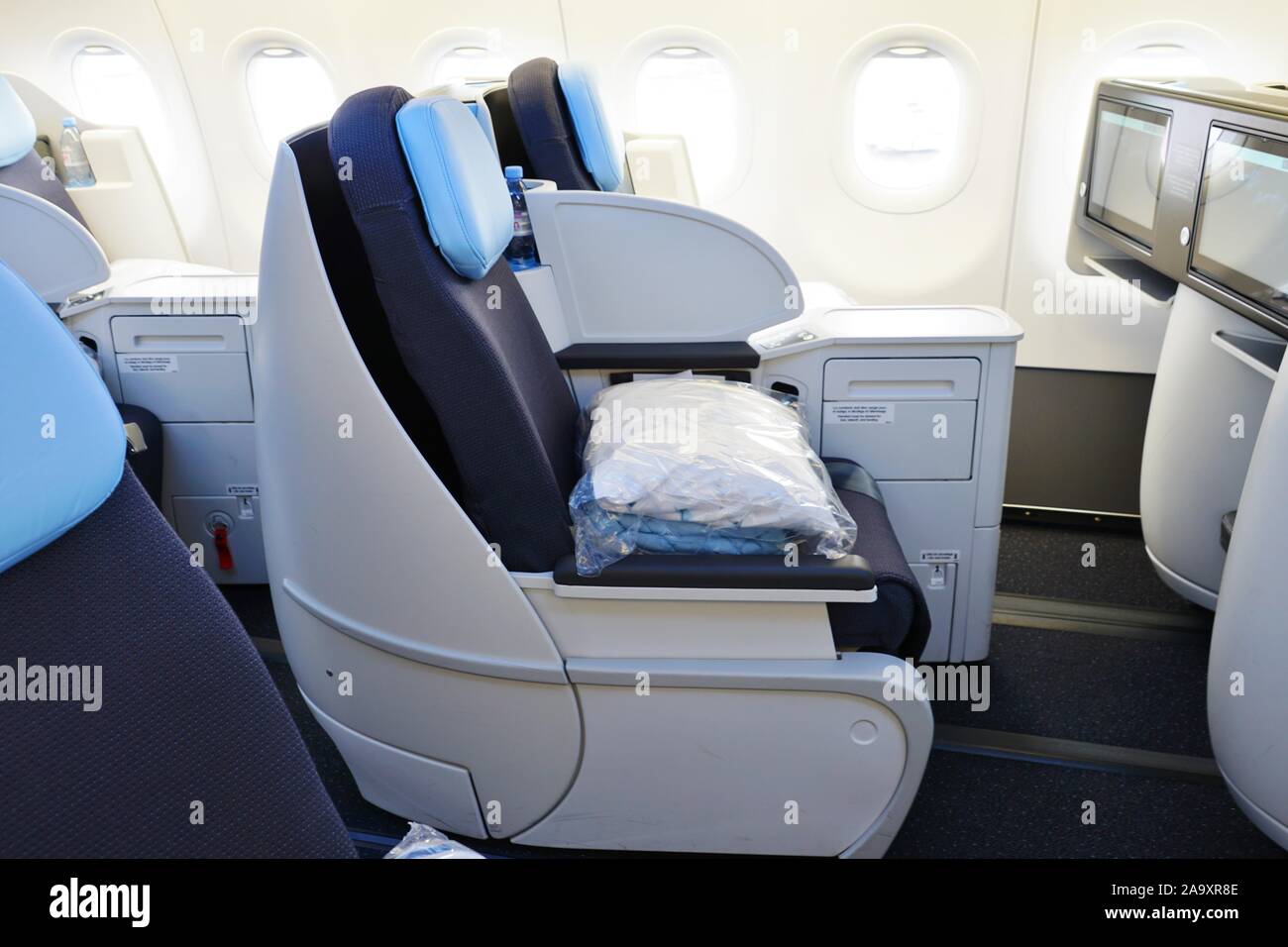 Airbus a321 interior hi-res stock photography and images - Alamy