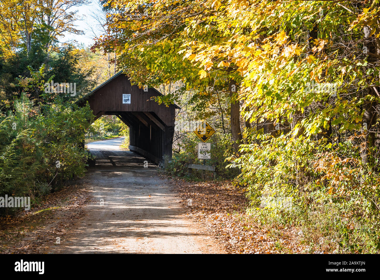 Rural country road with bridge hi-res stock photography and images - Alamy