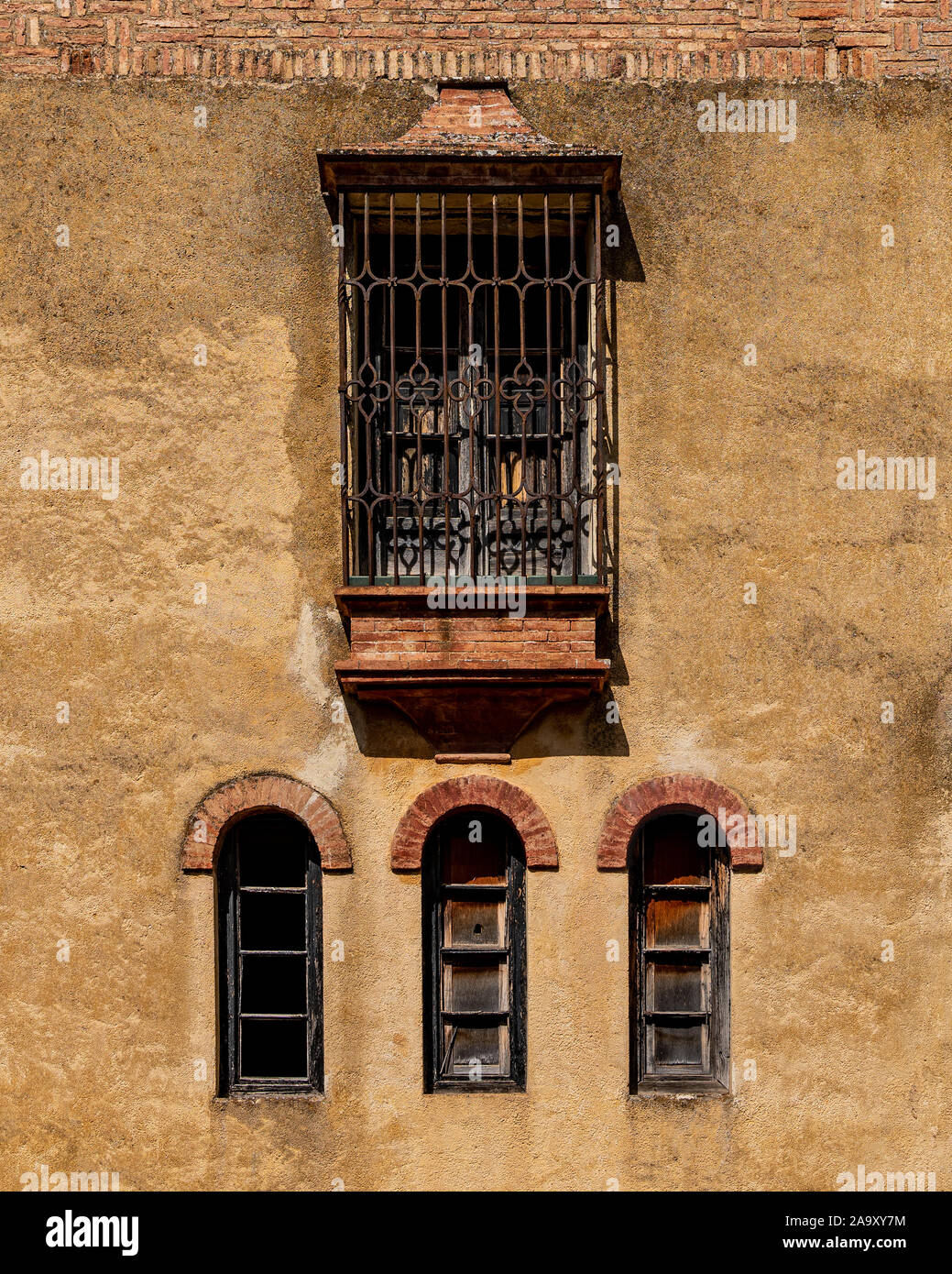 Symetrical wall hi-res stock photography and images - Alamy