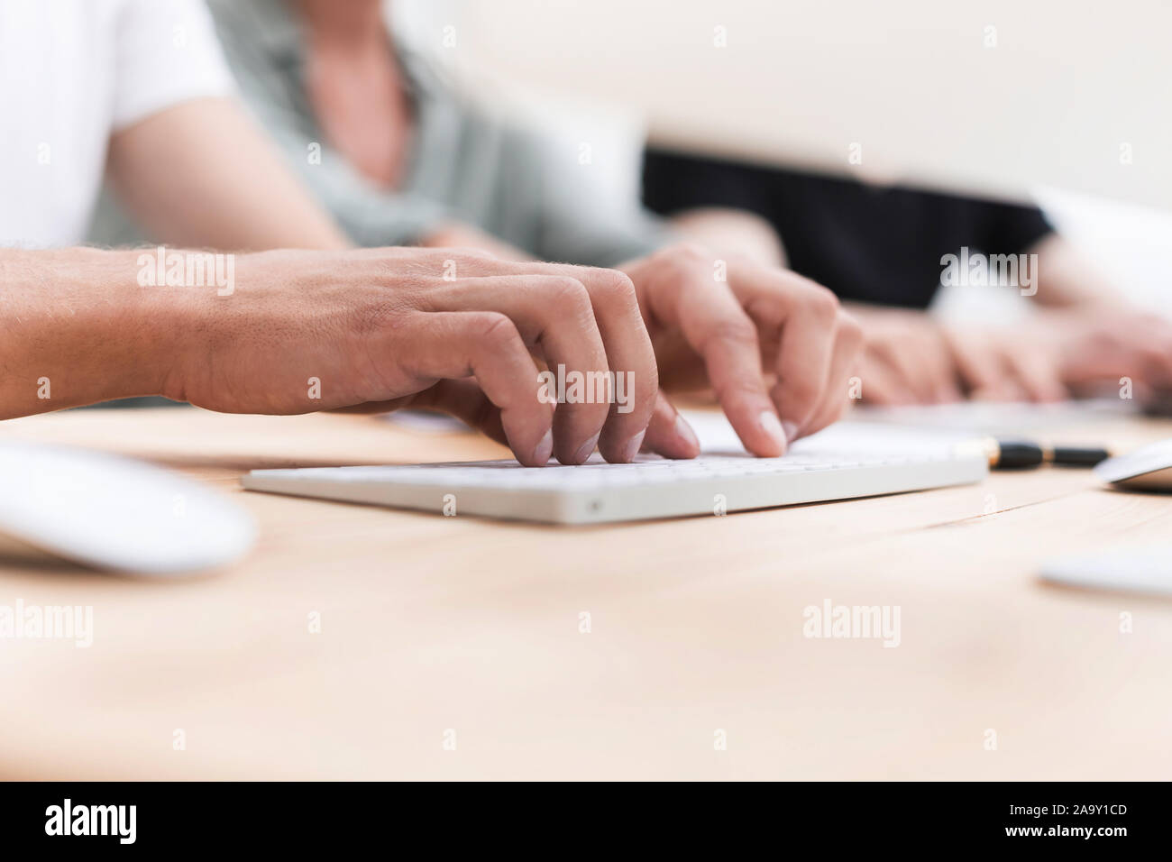 Woman uses tablet sitting table hi-res stock photography and images - Alamy