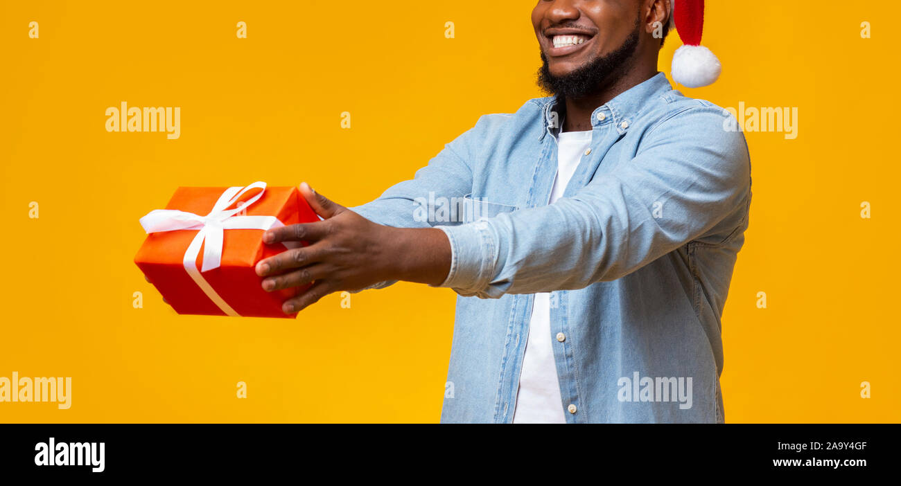 African american guy carrying hi-res stock photography and images - Alamy