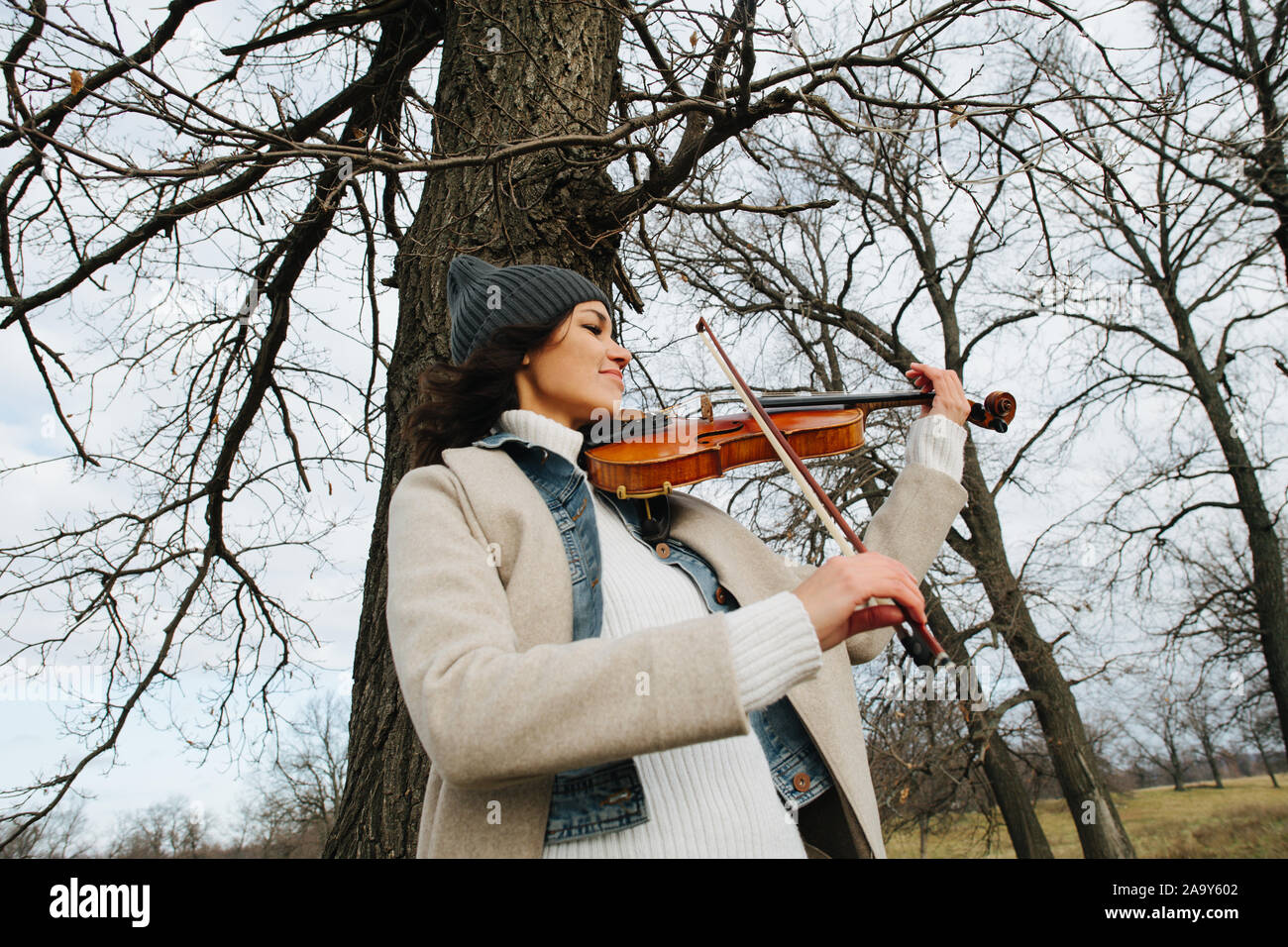 Girl violinist playing violin outdoors hi-res stock photography and ...