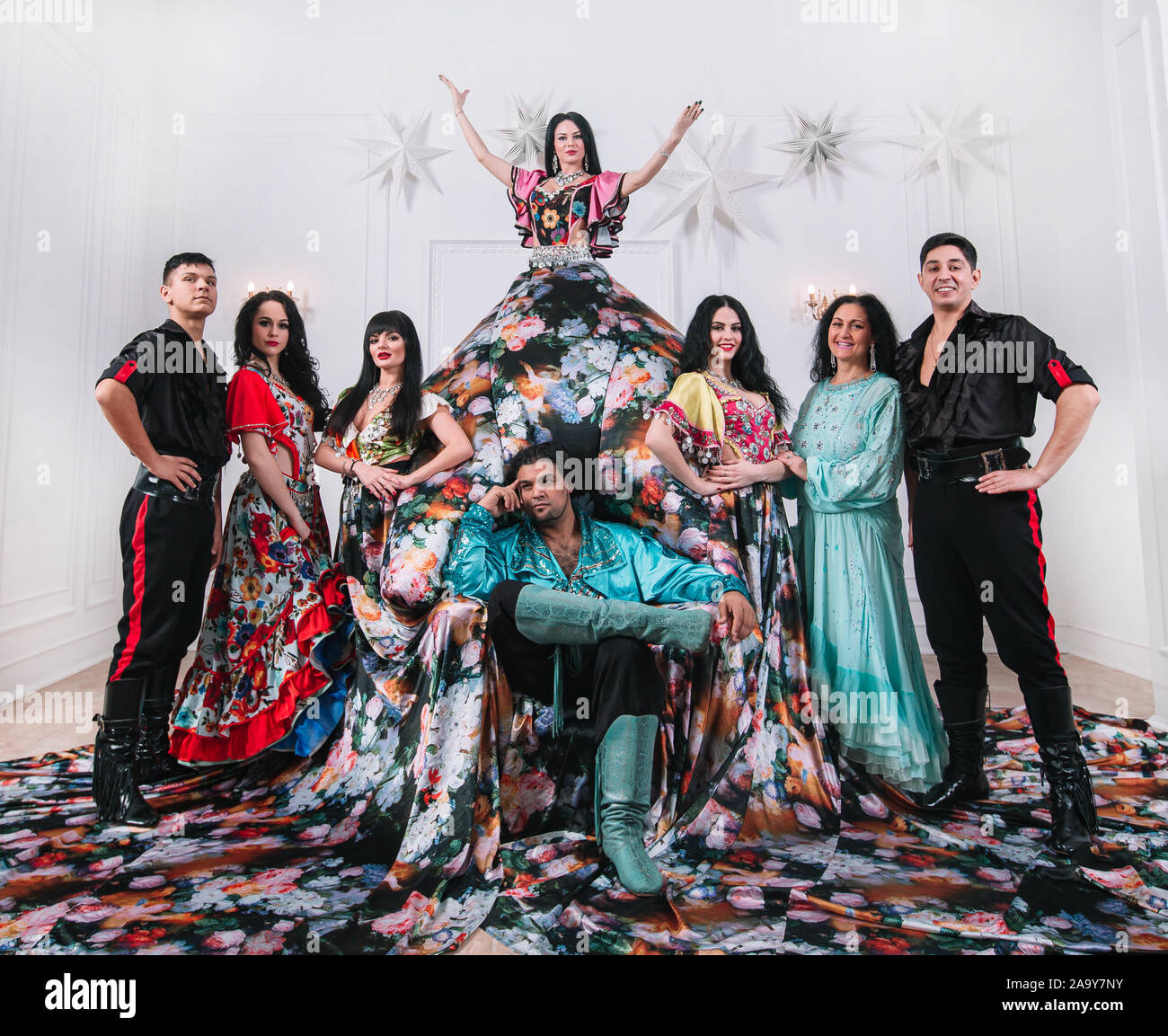 group portrait of a large Gypsy group Stock Photo - Alamy