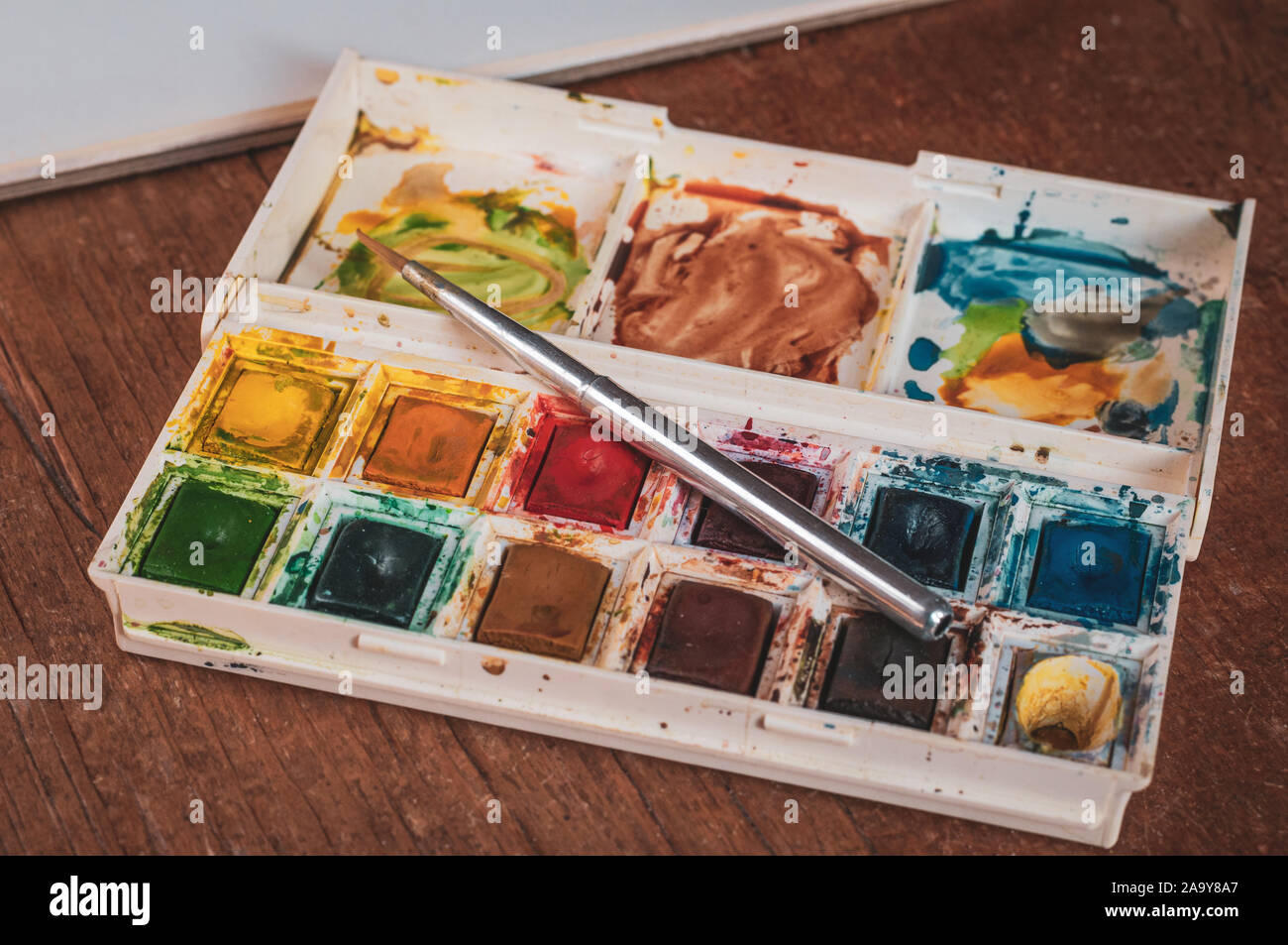 Messy box hi-res stock photography and images - Alamy