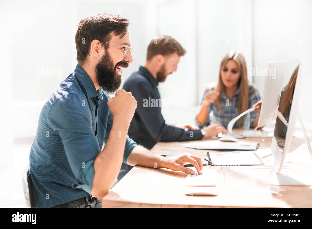 happy businessman looking at his PC screen Stock Photo - Alamy