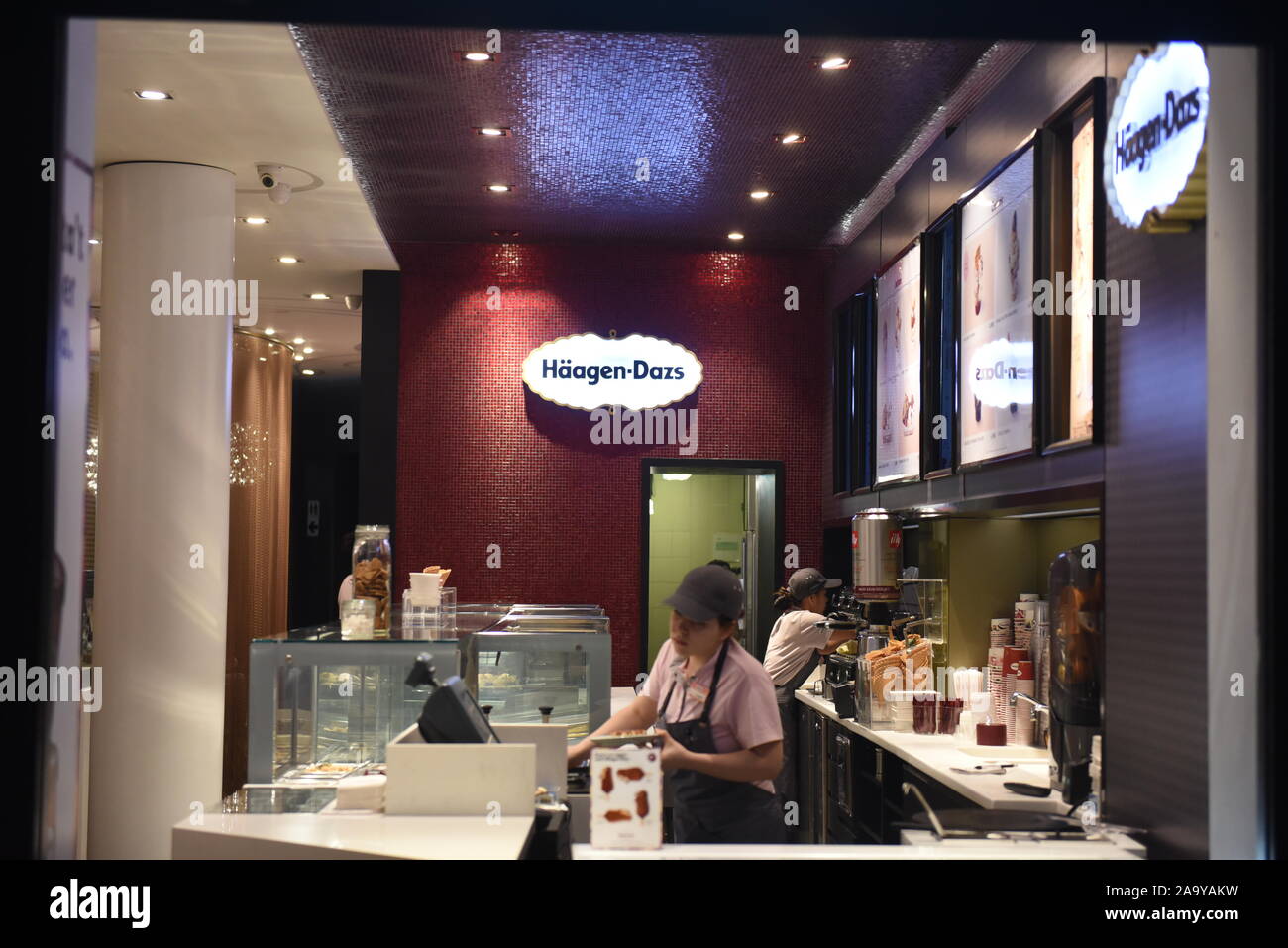Haagen Dazs ice cream store seen in Barcelona Stock Photo - Alamy