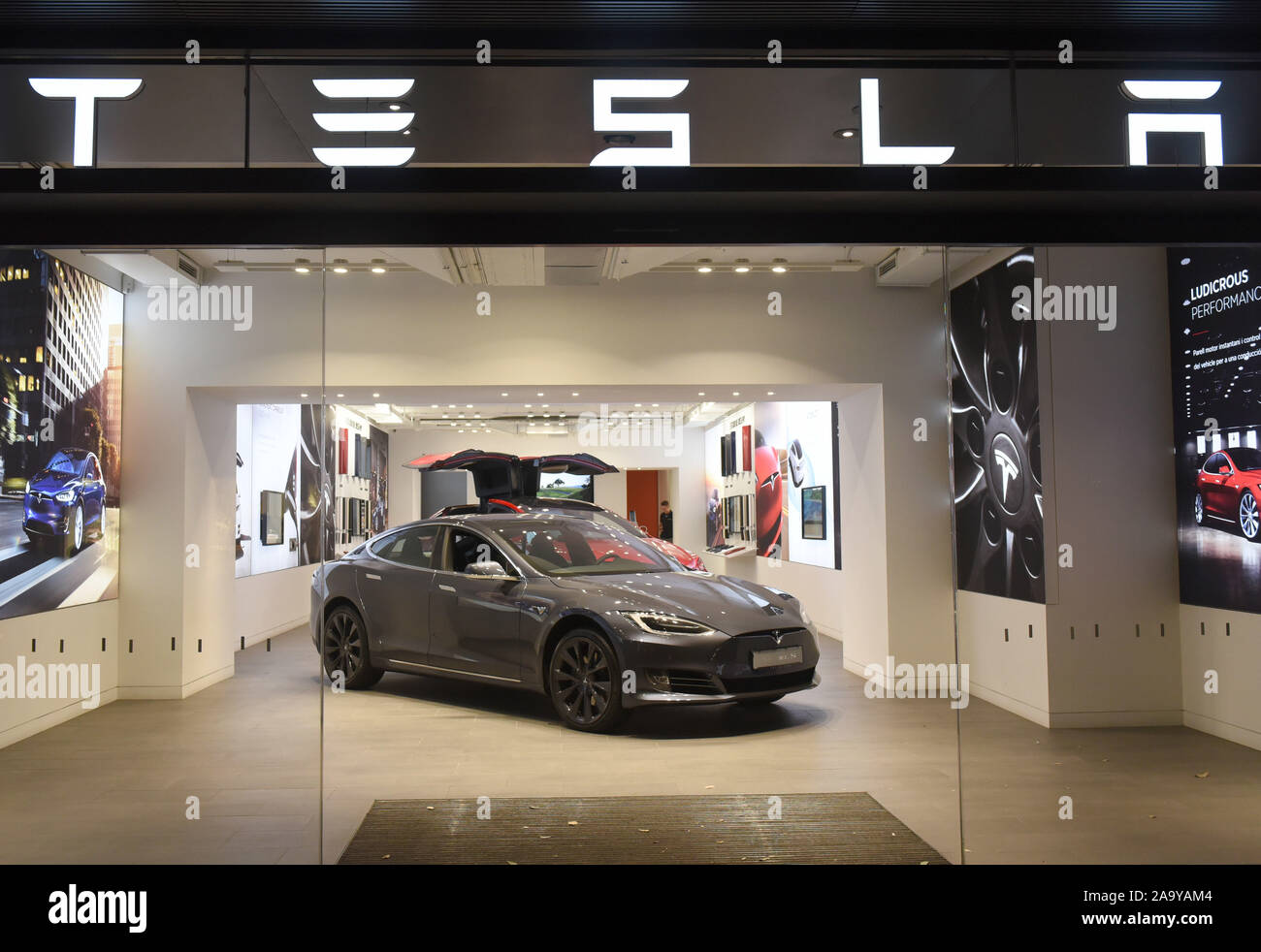 Tesla store hi-res stock photography and images - Alamy