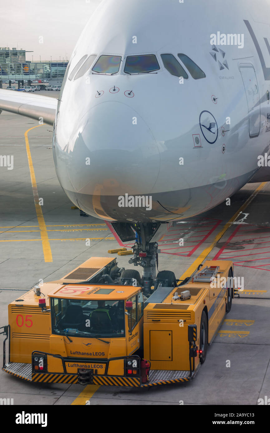Push back tug hi-res stock photography and images - Alamy