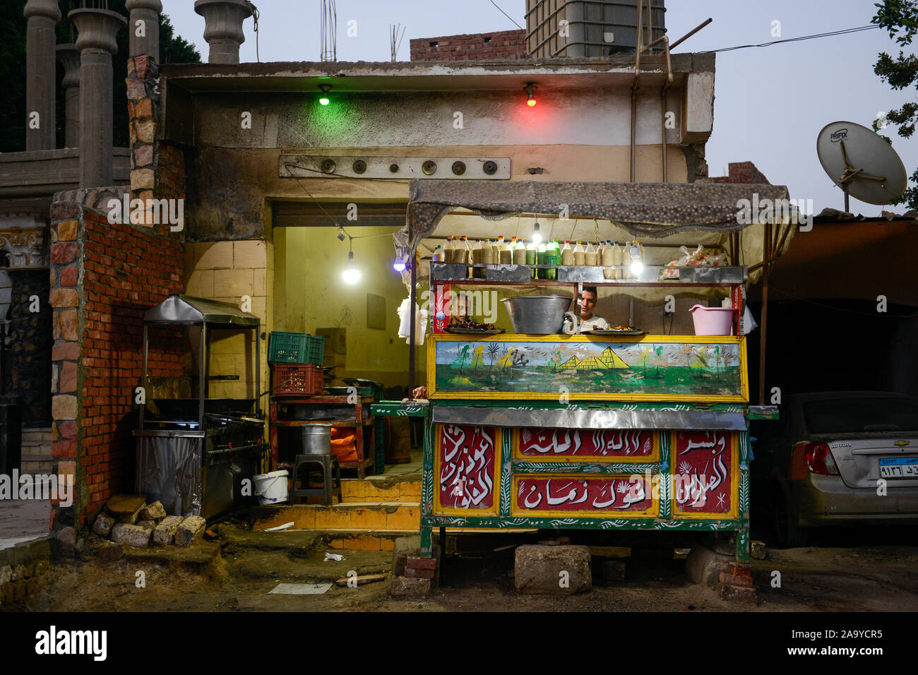 EGYPT, oasis El-Wahat el-Bahariya, Bawiti, street food stall in the ...