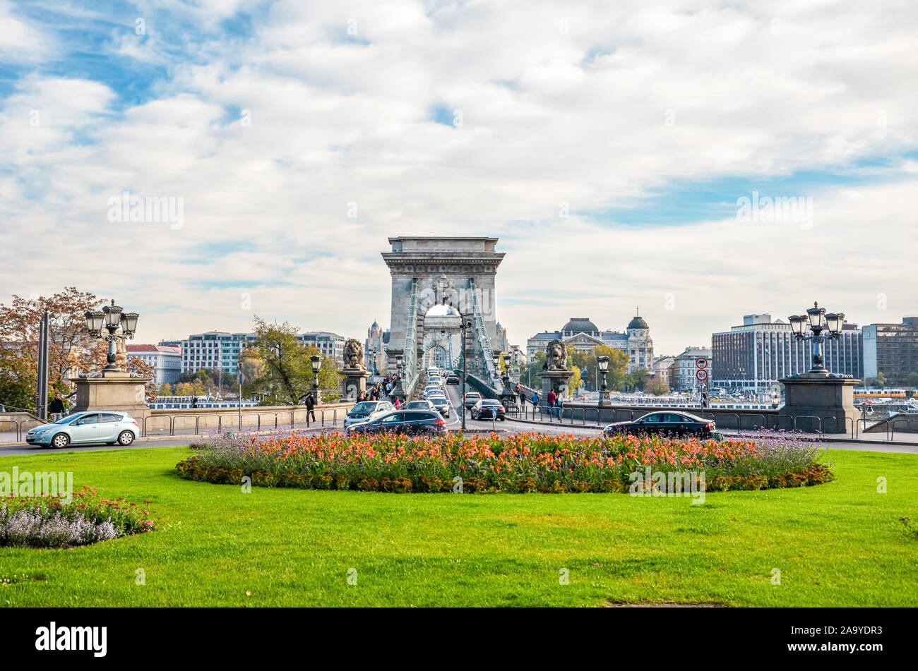 Street leading to roundabout hi-res stock photography and images - Alamy