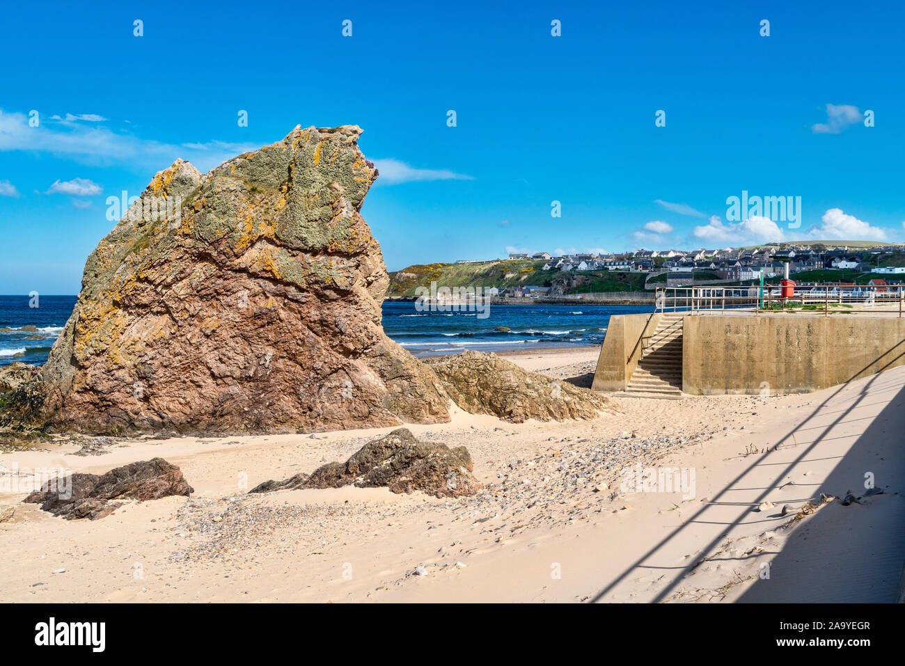 Scotland cullen aberdeenshire beach hi-res stock photography and images ...