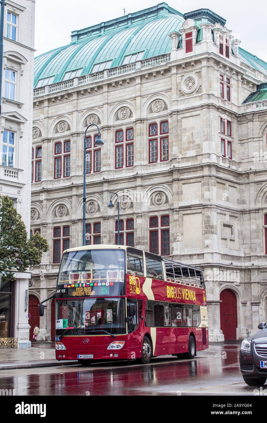 Bus in Vienna. Bus near the Vienna State Opera Stock Photo - Alamy