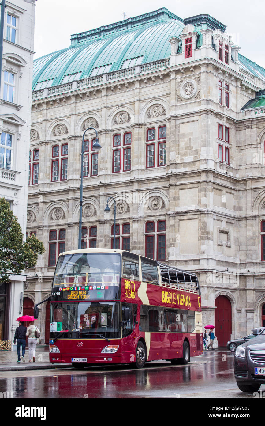 Bus in Vienna. Bus near the Vienna State Opera Stock Photo - Alamy