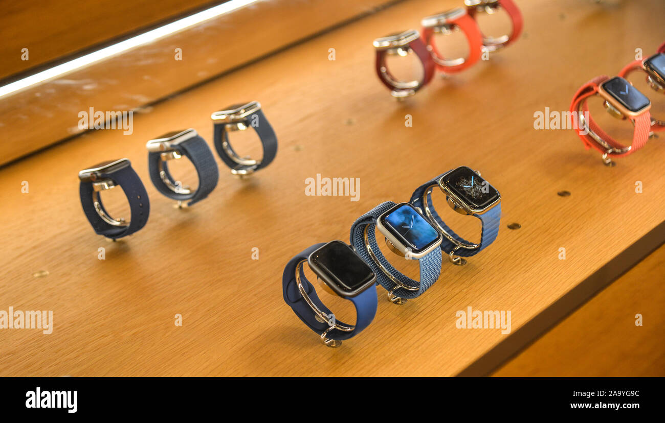 Apple store in louvre museum paris hi-res stock photography and images ...