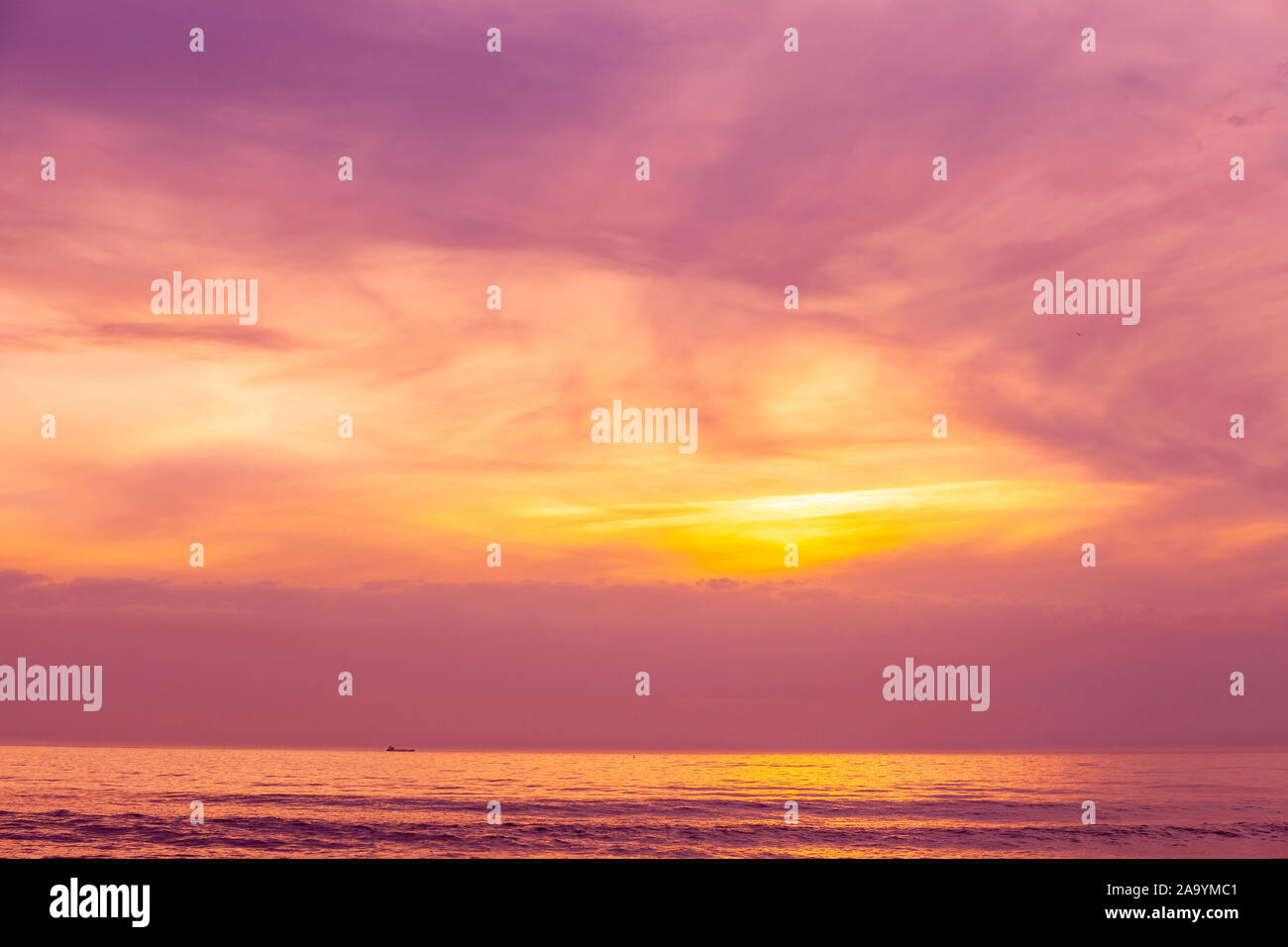 Pink cloud sunset over ocean hi-res stock photography and images - Alamy