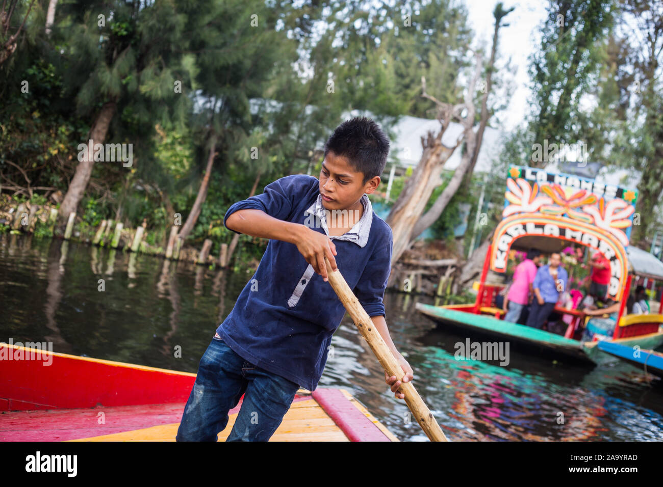 Colourful Mexican gondolas at Xochimilco's Floating Gardens in Mexico ...