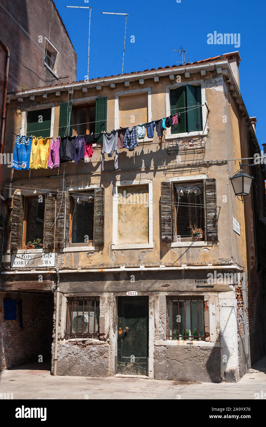 Shabby house hi-res stock photography and images - Alamy