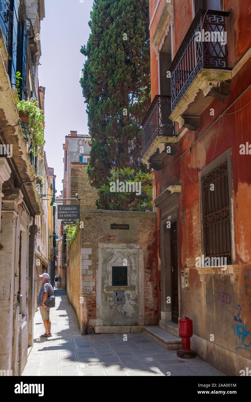Calle de Ca' Corner: a quiet street in Santa Croce, Venice, Italy Stock ...