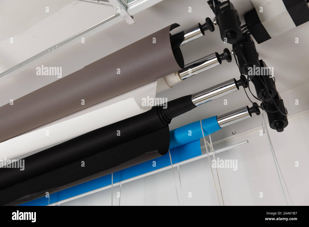 Paper backgrounds for photo studio. Mounting system for rolls of four ...