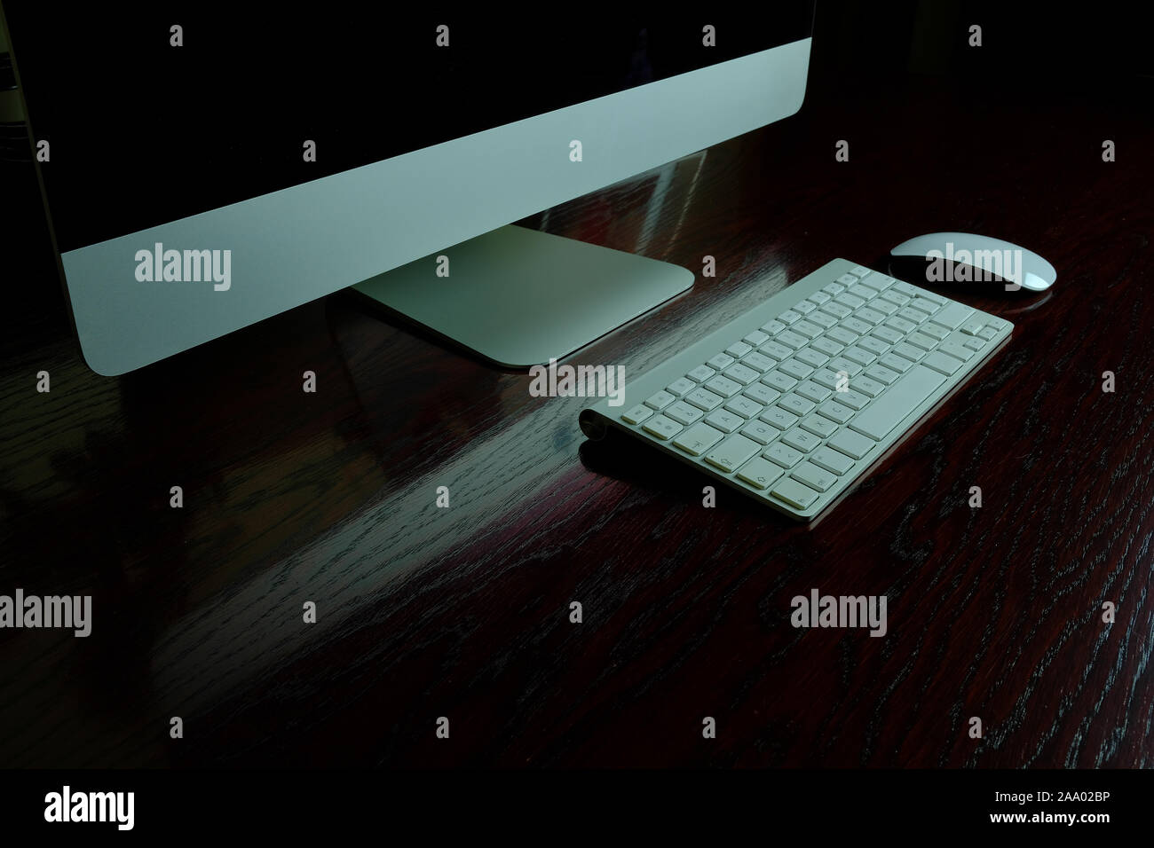 Computer with keyboard and mouse in a clean desktop Stock Photo - Alamy