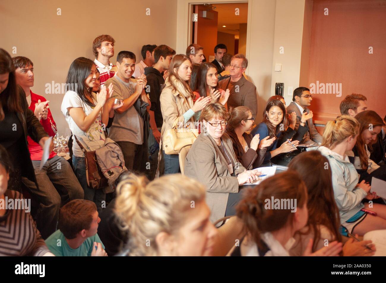 Audience clapping school hi-res stock photography and images - Alamy