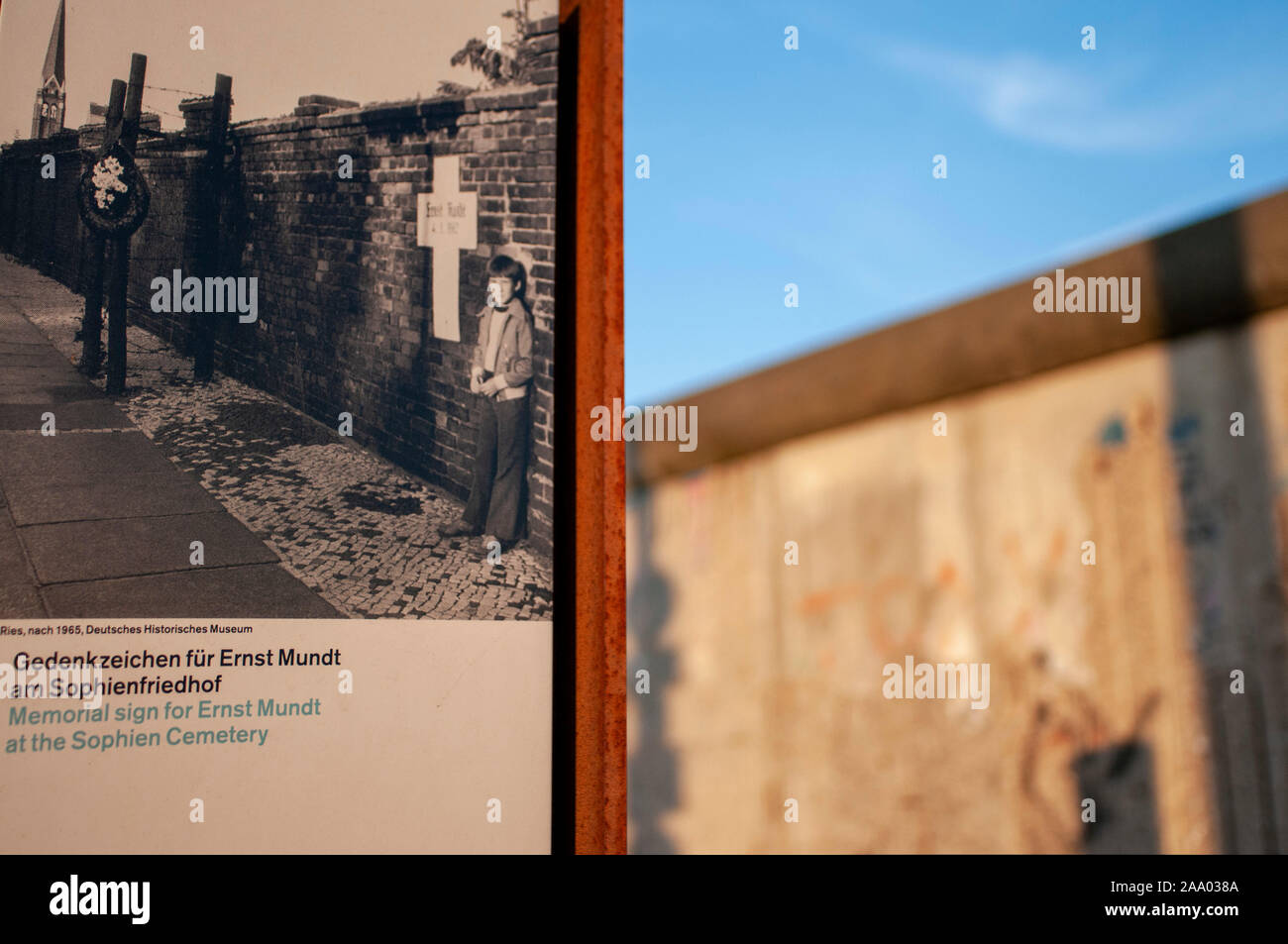 Berlin wall guards 1965 hi-res stock photography and images - Alamy