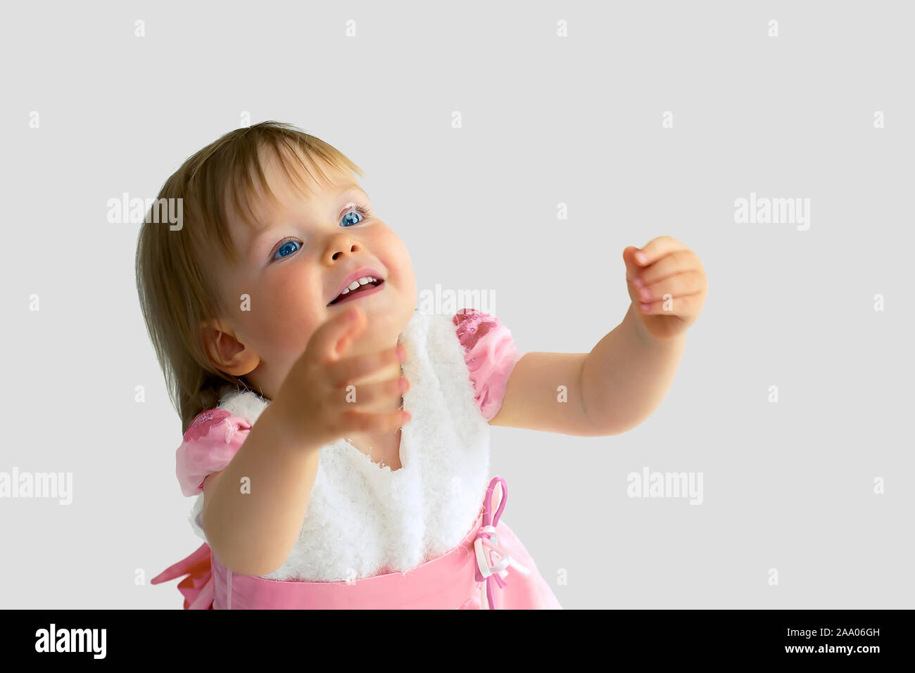 Little girl stretches her arms to mom Stock Photo - Alamy