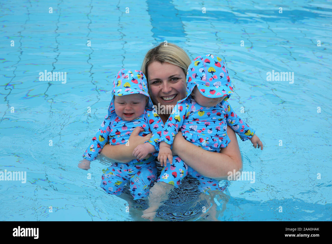Non identical twins hi-res stock photography and images - Alamy