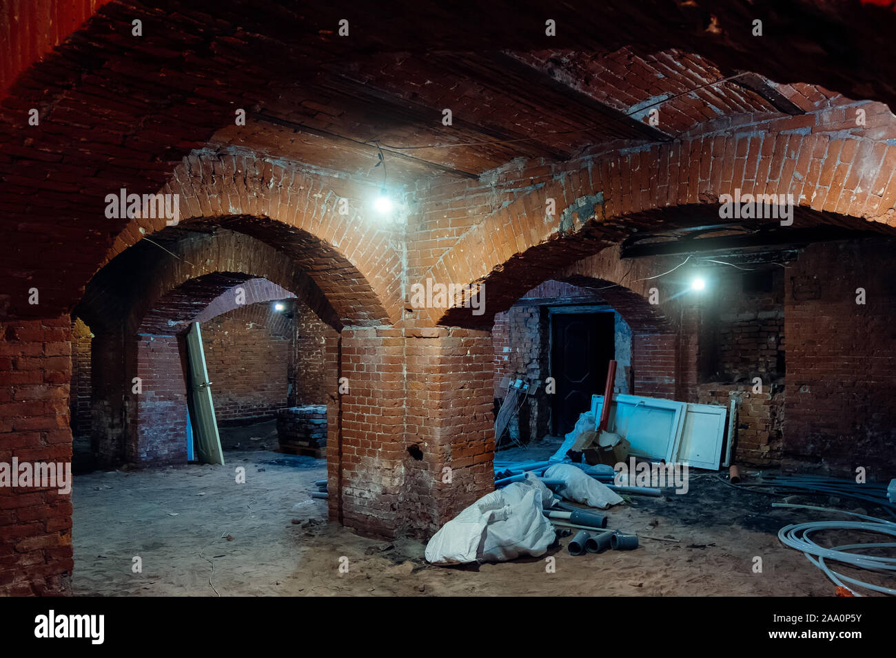 Abandoned empty old dark underground vaulted cellar Stock Photo - Alamy