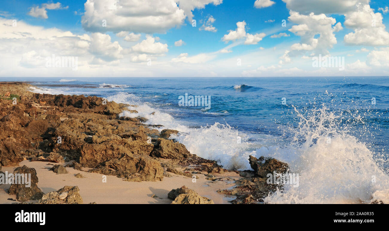 ocean, picturesque beach and blue sky Stock Photo - Alamy