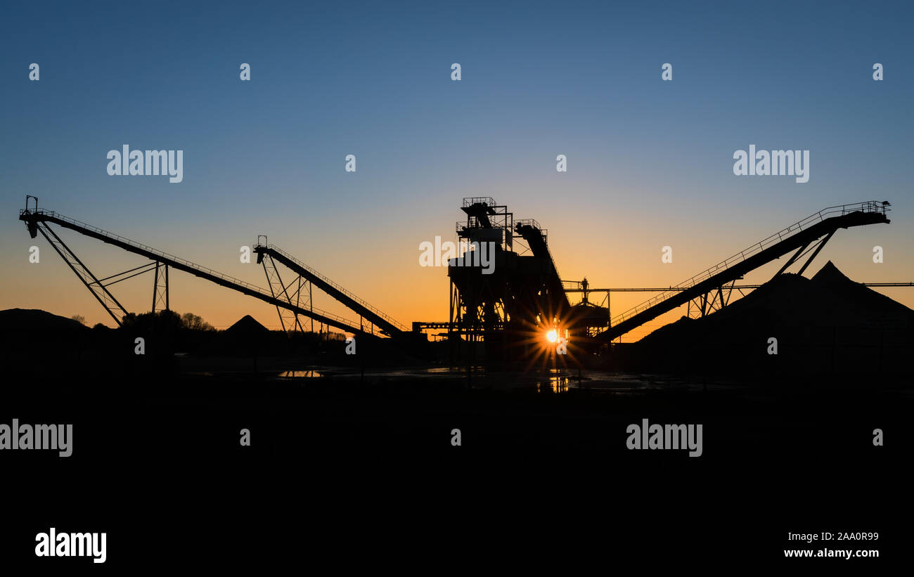 Sandwinning installation silhouet during sunset with attractive sun ...