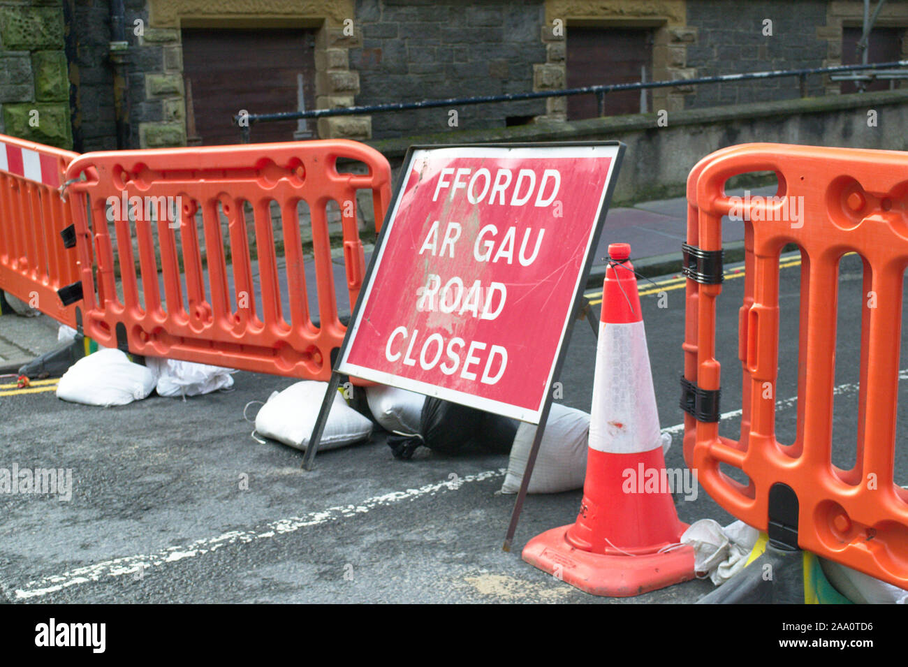Welsh road signs hi-res stock photography and images - Alamy