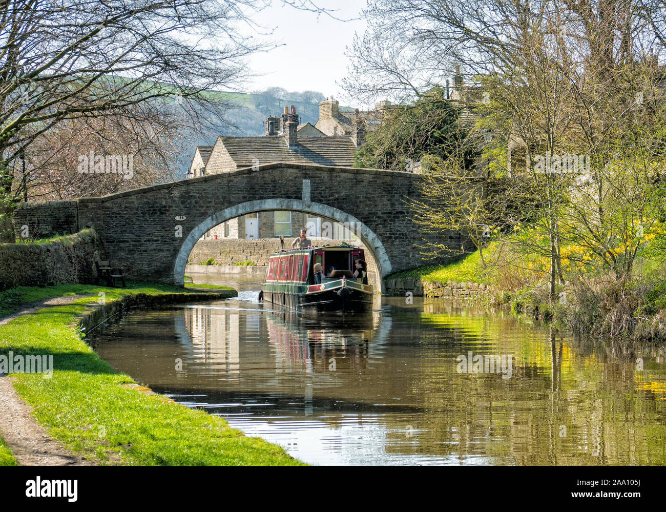 Kildwick on the Leeds and Liverpool Canal Stock Photo - Alamy
